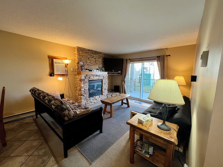 Your Clean, Comfortable Rocky Mountain Escape! True Ski-in/ski-out 2br Condo Right On The Main Run. Enjoy Beautiful Views, Quality Linens, A Full Kitchen, And Year-round Hot Tub. The Perfect, Affordable Base For Family Fun And Relaxation. - 金伯利
