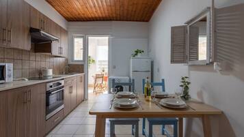 Apartamento, 2 quartos, cozinha, vista para o mar | Cozinha privada | Um frigorífico/congelador grande, um micro-ondas, um forno