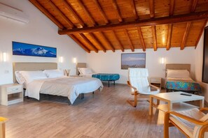 Quarto com duas camas, teto de madeira e pintura de paisagem de montanhas na parede.