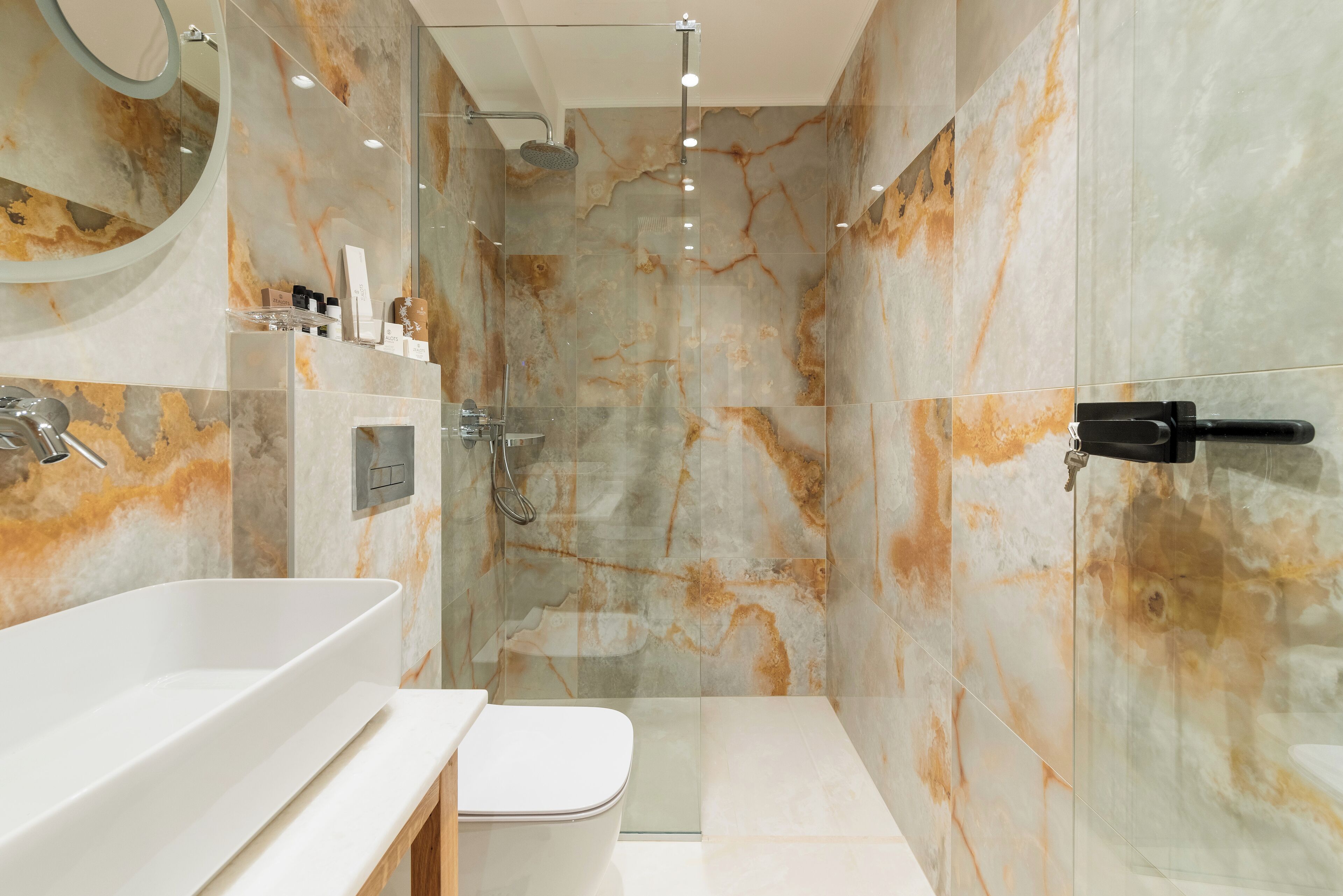 Um polibã, artigos de higiene pessoal grátis, um secador de cabelo 