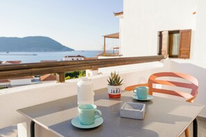 Loft Deluxe, vista para o mar | Refeições ao ar livre