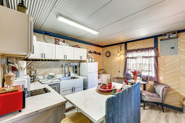 Gym Access On-site: Cabin W/ Deck In Red Oak! - Oklahoma