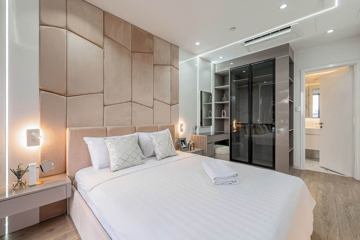 Apartamento premium, 4 quartos, vista para a cidade | Frigobar (abastecido com itens grátis), escrivaninha