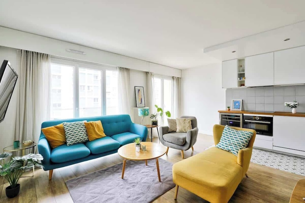 Spacious & Sunlit 3BR in the heart of Paris 19th Reviews, Deals ...