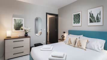 Apartamento, 2 quartos, vista para a cidade | Cortinas blackout, ferros/tábuas de passar roupa, Wi-Fi de cortesia