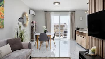 Apartamento, 2 quartos, vista para a cidade | Área de estar