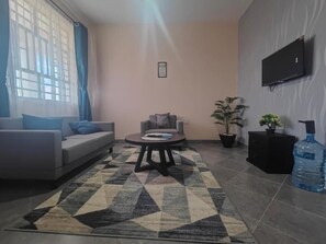 Apartamento Deluxe, varanda, vista para a montanha | Sala de estar | Televisor 
