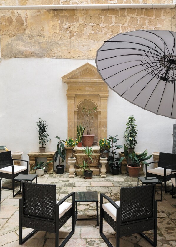 Classic APT with Internal Court Yard, Valletta: Hotel Reviews, Rooms ...