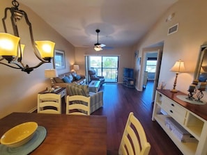 Condo, 2 quartos | Área de estar