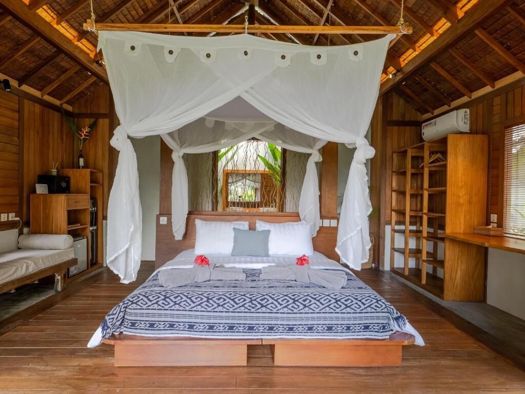 Quarto casal luxo, vista para o mar | Cofres nos quartos, escrivaninha, espaço de trabalho para notebook