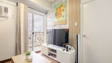 Condo conforto, 1 quarto, sacada, vista para a cidade | Sala de estar | Smart TV 32 polegadas com canais via satélite, mesa de pingue-pongue
