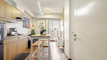 Apartamento Comfort em Condomínio Fechado, 1 quarto, varanda, Vista para a cidade | Refeições no quarto