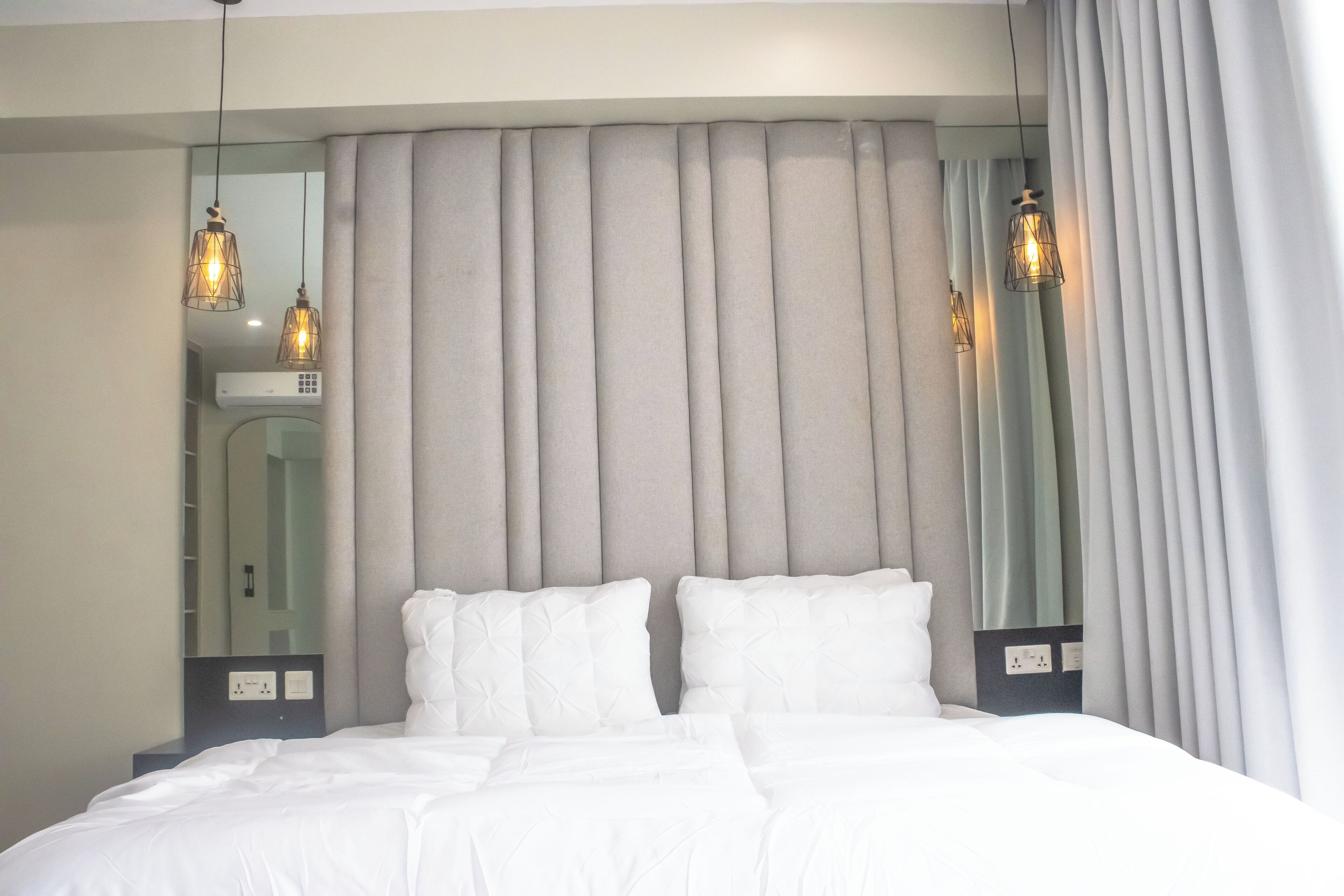 Secretária, secretária adequada para computadores portáteis 