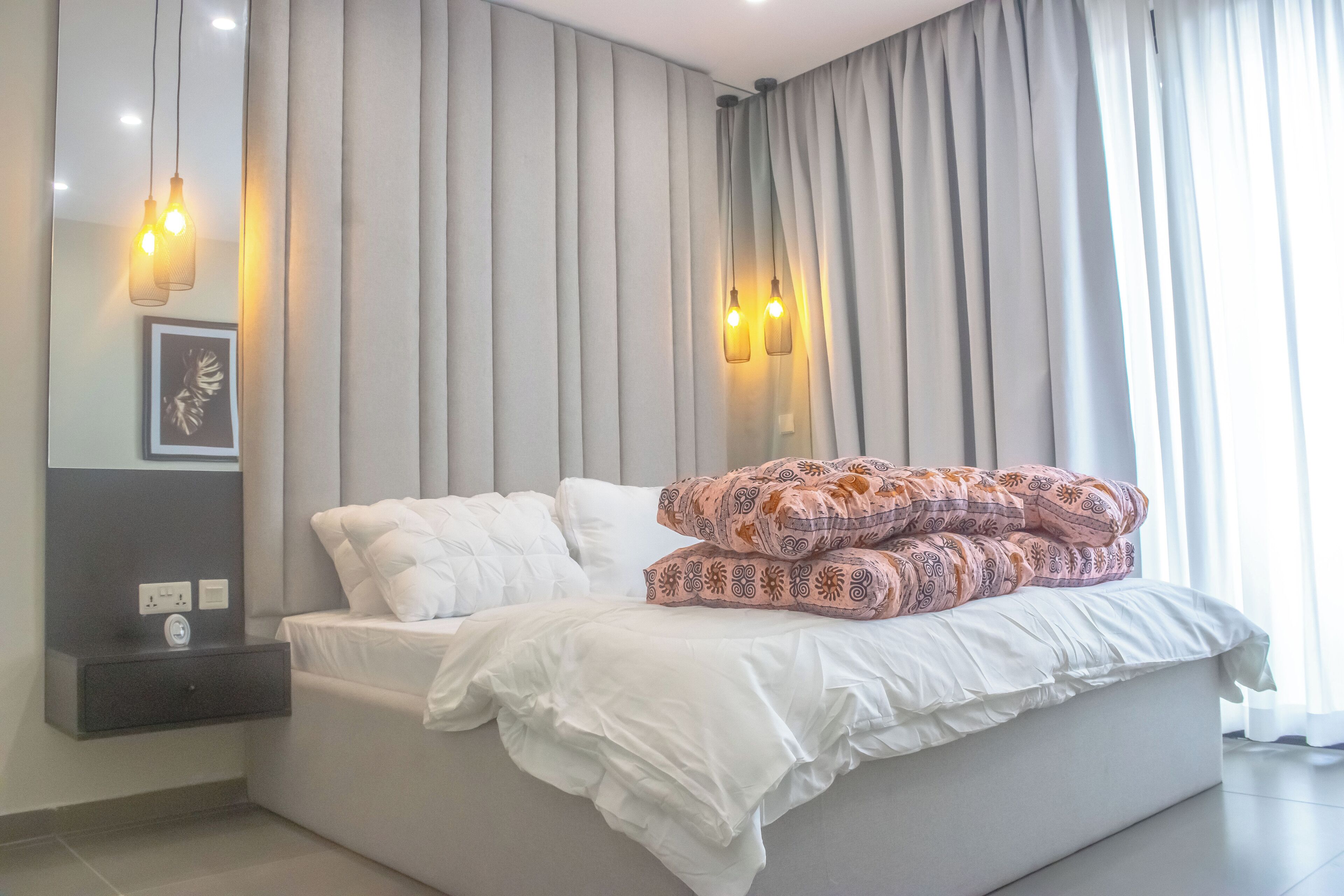 Secretária, secretária adequada para computadores portáteis 