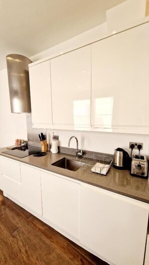 Apartamento, 2 quartos | Cozinha privada | Uma torradeira 