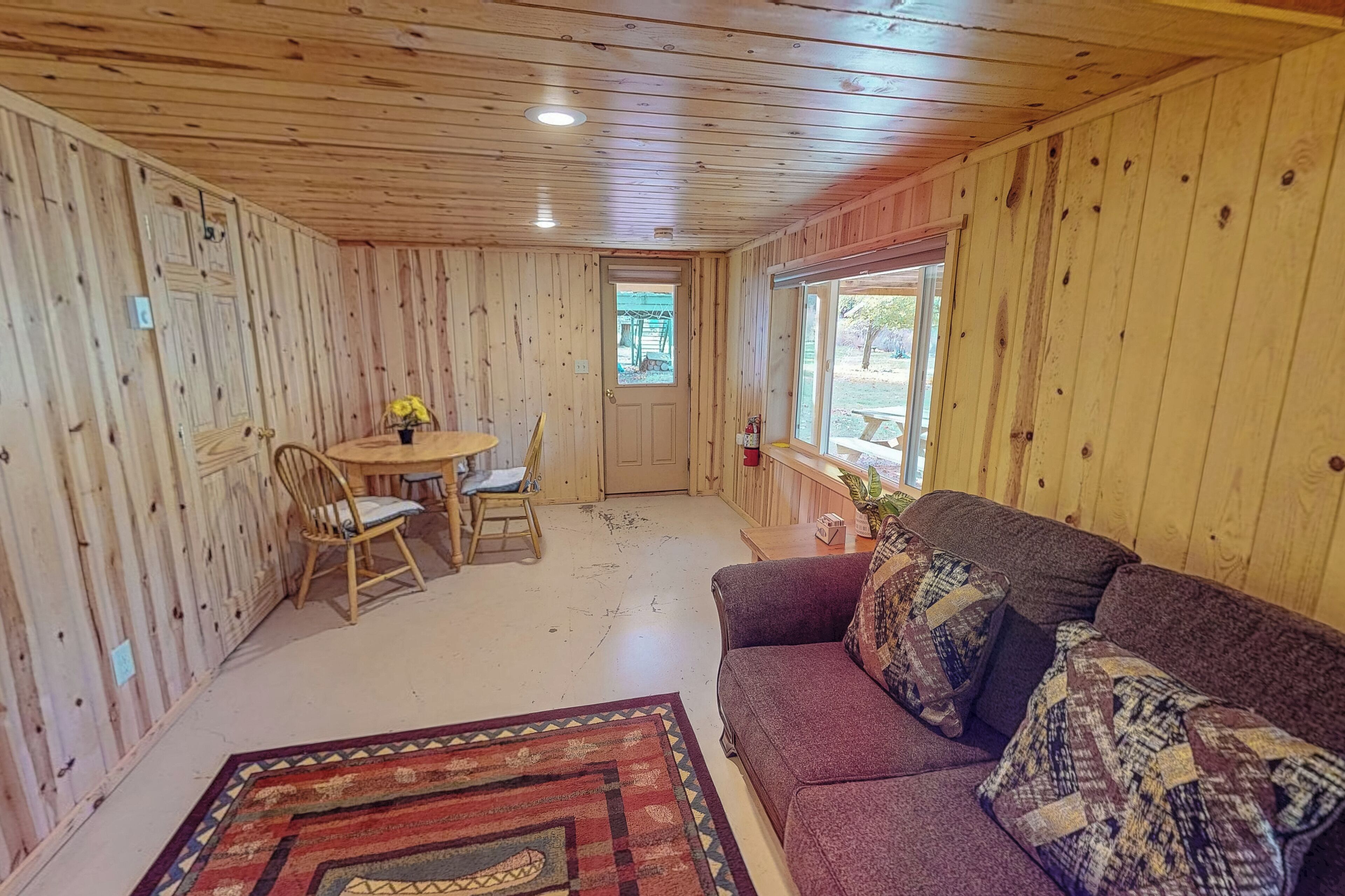 Chimney Lake On The River Is Your Ideal Vacation Home. Nestled Along Wallowa Lake And Located Just Off The Main Road, This Charming Retreat Combines Convenience, Comfort, And The Natural Beauty Of Eastern Oregon. - Joseph, OR