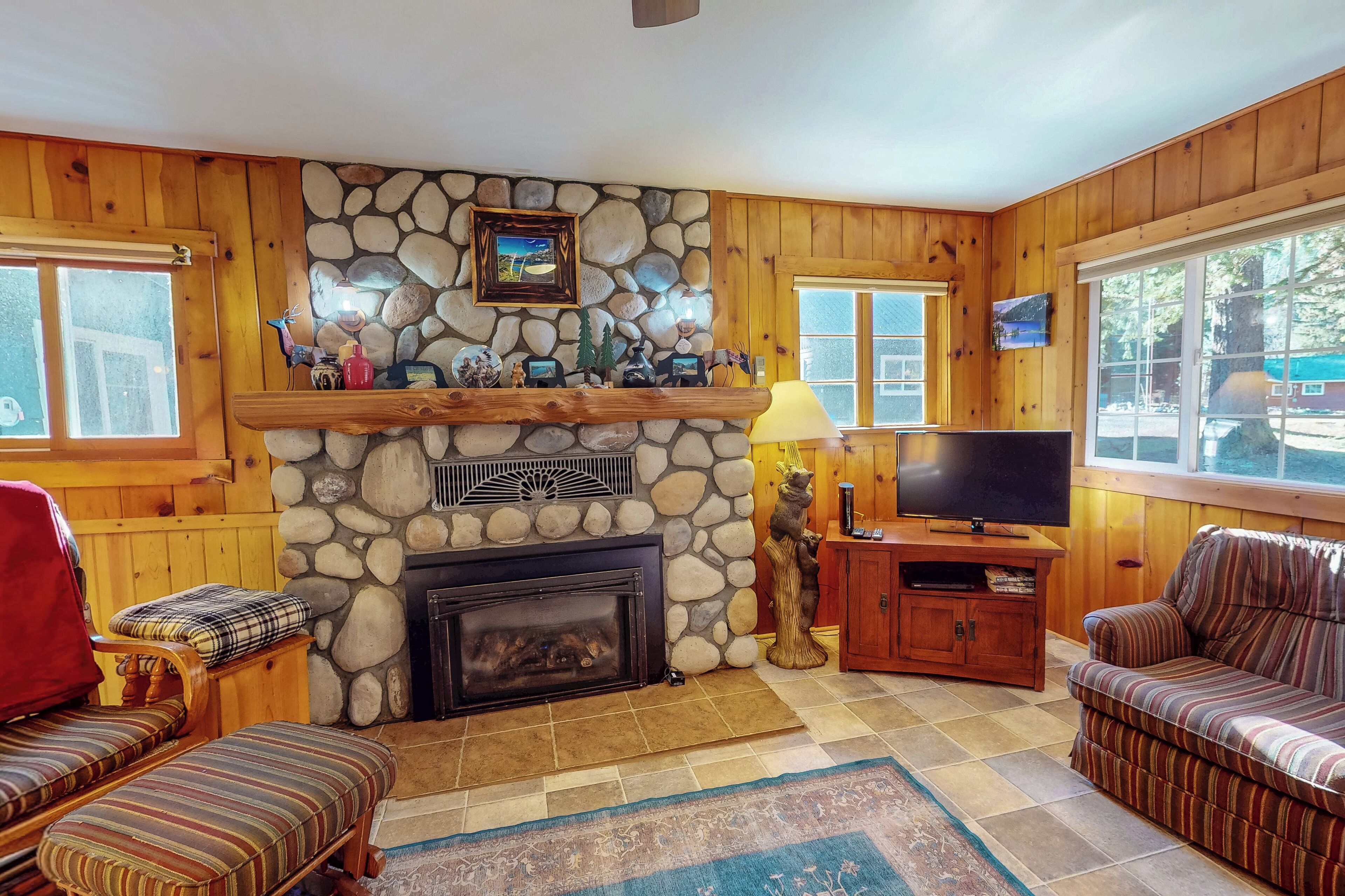 Moccasin Lake Is A Pet-friendly Riverfront Cabin On Wallowa Lake, Large Yard, Sleeps 6 - Joseph, OR