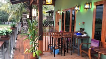 Quarto clássico, vista para a colina | Área de estar