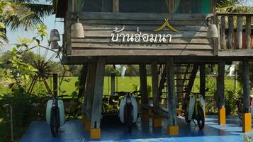 Quarto clássico, vista para a colina | Área de estar