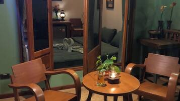 Quarto clássico, vista para a colina | Parte interna