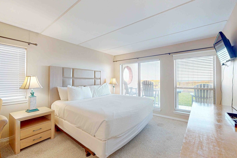 Ground floor oceanfront condo overlooking the beach, cozy patio, shared ...