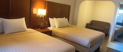 Quarto Duplo Standard | Secretária, secretária adequada para computadores portáteis