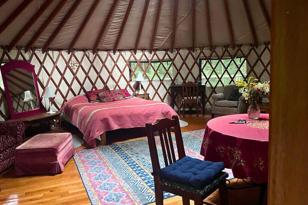 Magical yurt in the woods, full kitchen! Haydenville, Massechusettes ...