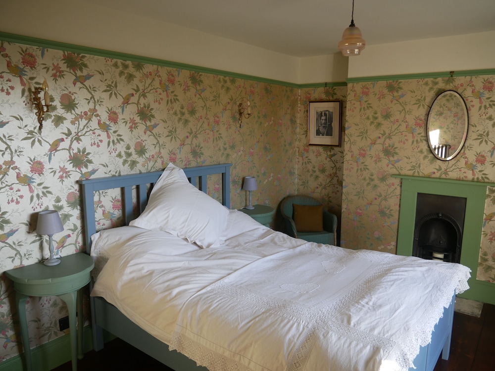 Beautiful detached house and garden on the West Hill above Hastings Old ...