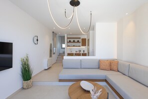 Suíte superior, sacada, vista para o mar | Área de estar | Smart TV 43 polegadas com canais a cabo