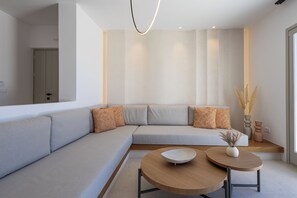 Suíte superior, sacada, vista para o mar | Área de estar | Smart TV 43 polegadas com canais a cabo