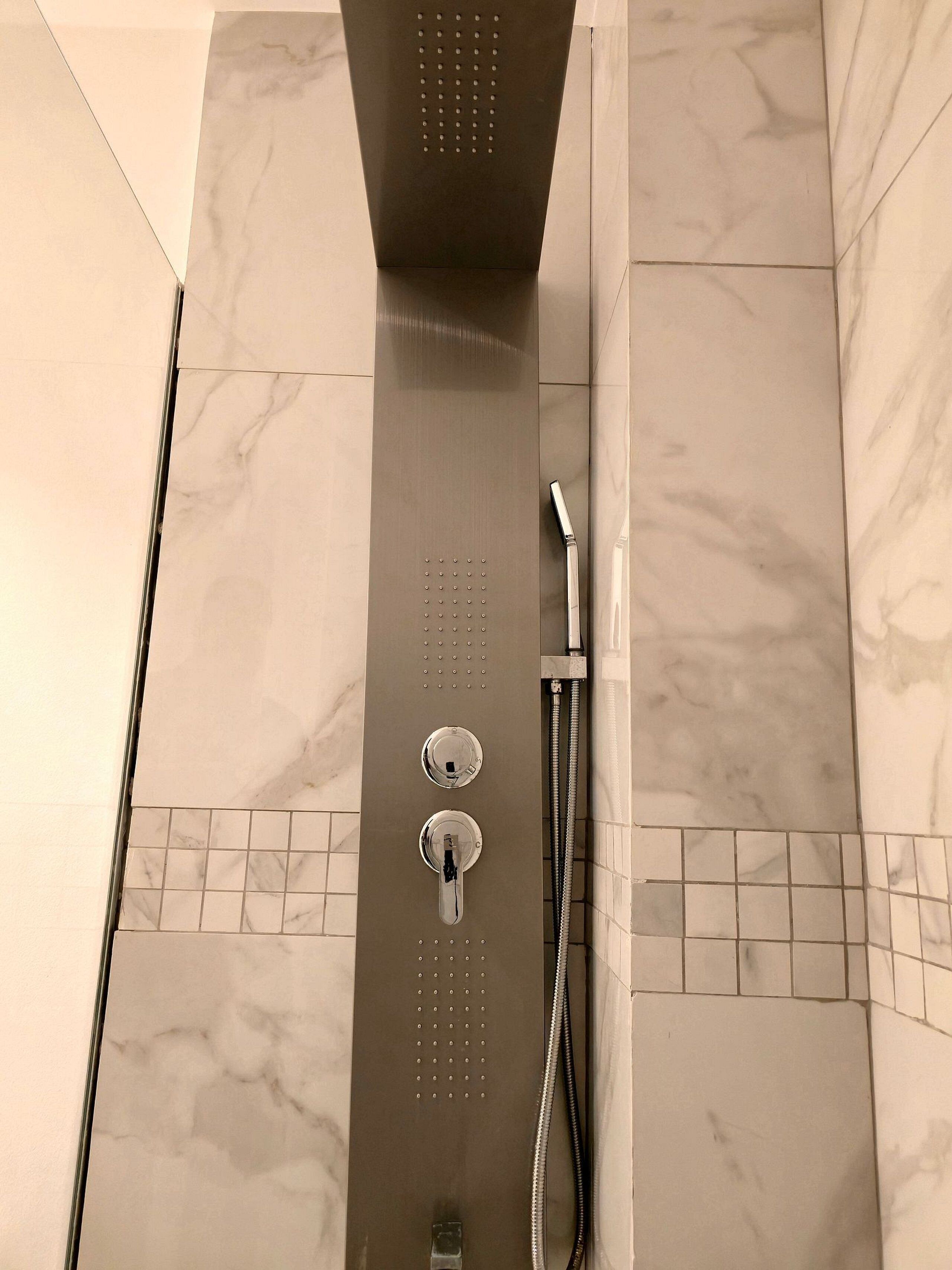 Apartamento Exclusivo | Casa de banho | Um polibã, toalhas fornecidas, champô, papel higiénico 