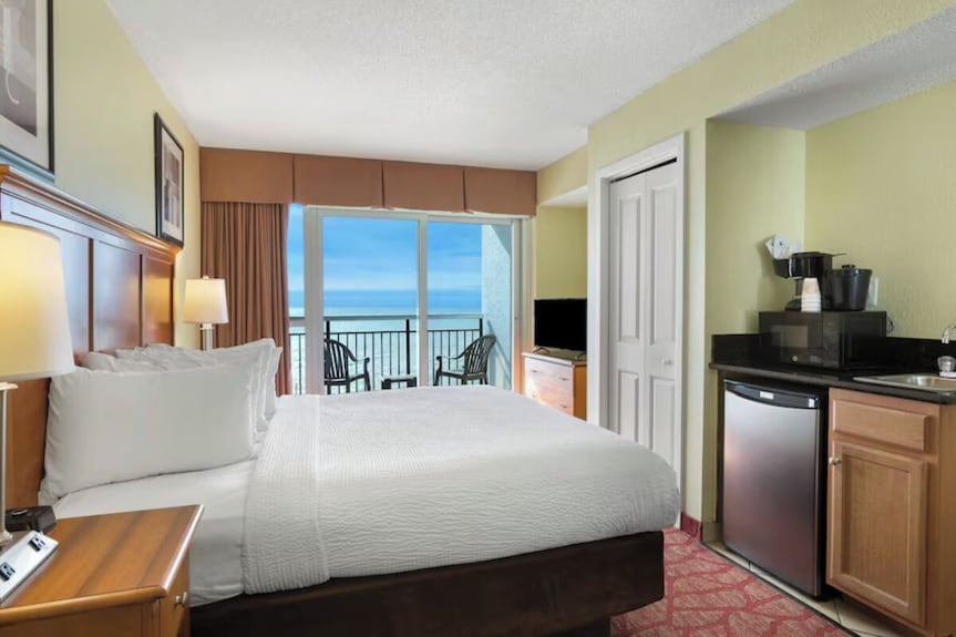 Beachfront Bliss: Pools, Balcony, Kitchenette | Close To Pier 14 & Broadwalk - Myrtle Beach, SC