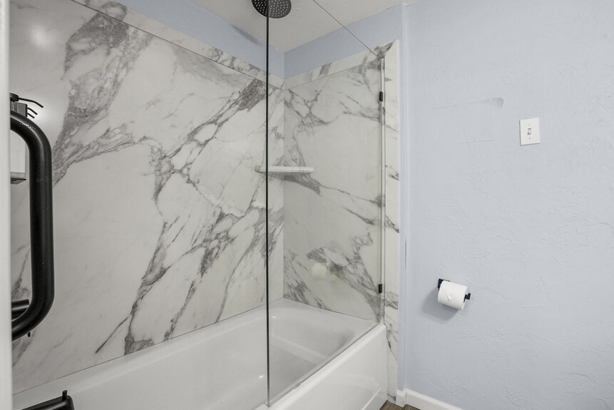 1 King Bed, Partial Lake View - Polson