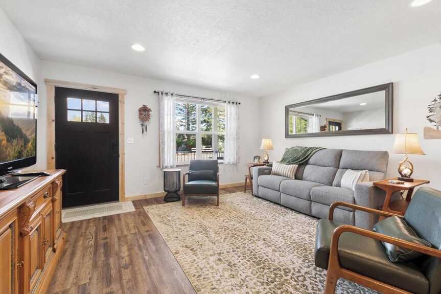 Modern 2br Apartment W/ Full Kitchen - Unit #A - 10 Min To Glacier - Columbia Falls, MT