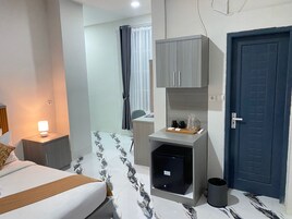 Quarto luxo, 1 cama King | Escrivaninha, espaço de trabalho para notebook, cortinas blackout