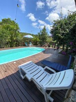 Piscina exterior, guarda-sóis, espreguiçadeiras
