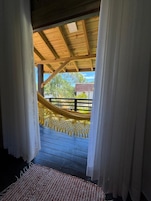 Quarto Quádruplo Básico, varanda, vista para o jardim | Wi-fi grátis, roupa de cama fornecida