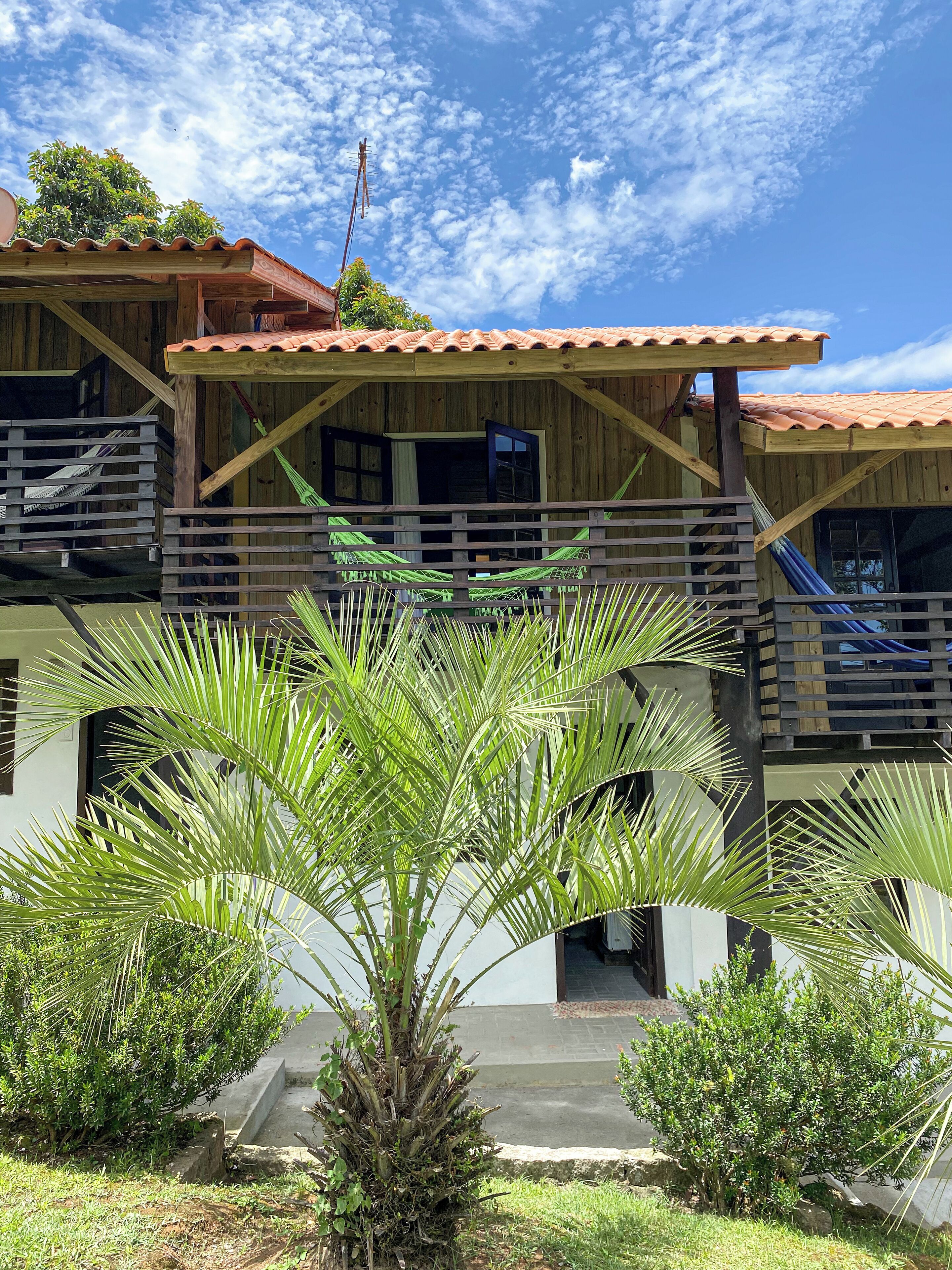 Quarto quádruplo básico, sacada, vista para o jardim | Fachada