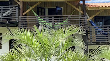 Quarto quádruplo básico, sacada, vista para o jardim | Fachada