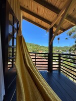 Quarto quádruplo básico, sacada, vista para o jardim | Wi-Fi de cortesia, roupa de cama