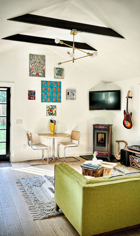 Cozy Cottage With Local Art - New Paltz, NY