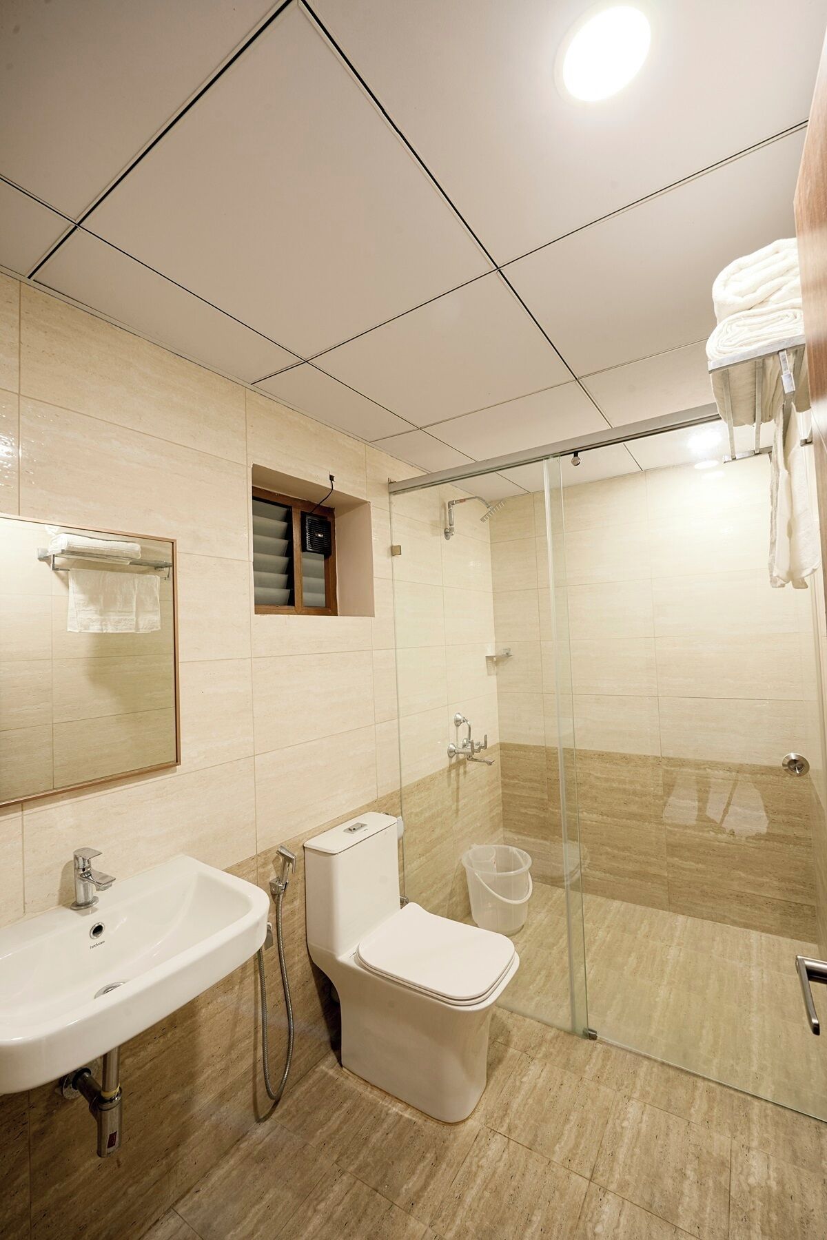 Suite de Luxo | Casa de banho | Um polibã, toalhas fornecidas, sabão, champô 