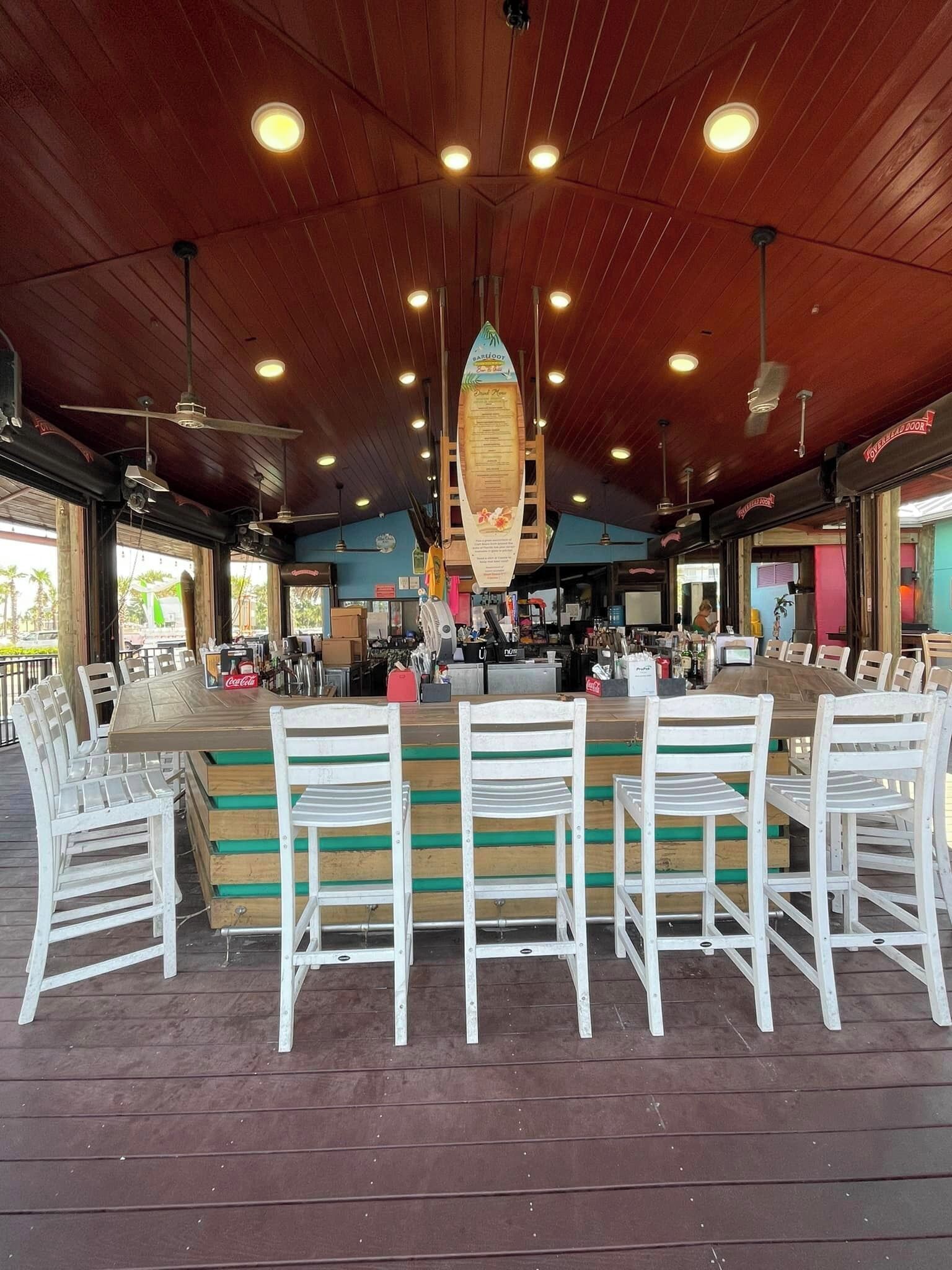 Quarto casal premier, 2 camas Queen, para não fumantes, vista para o oceano | Bar (na propriedade)