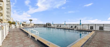 Piscina exterior, espreguiçadeiras