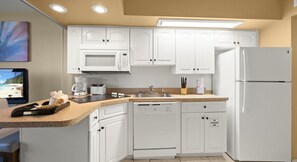 Suite-Estúdio Standard, kitchenette, vista para o oceano | Cozinha privada | Um frigorífico, um micro-ondas, uma máquina de lavar louça 