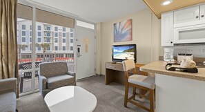 Suite-Estúdio Standard, kitchenette, vista para o oceano | Sala de estar | Televisor de 32 polegadas com canais por cabo 