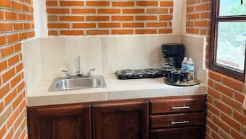 Minifrigorífico, um micro-ondas, uma placa de cozinha