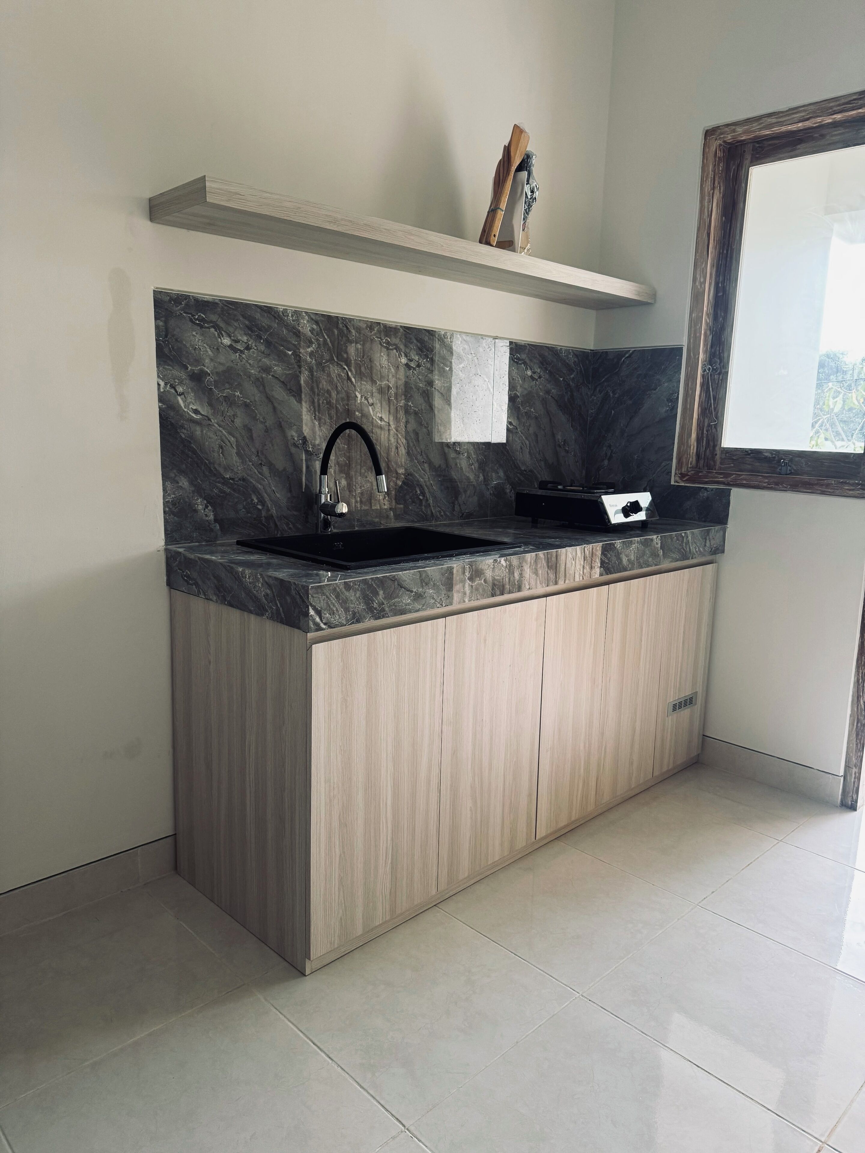 Quarto casal standard, varanda, vista para o jardim | Cozinha privada | Geladeira grande, cooktop, talheres/pratos/utensílios de cozinha