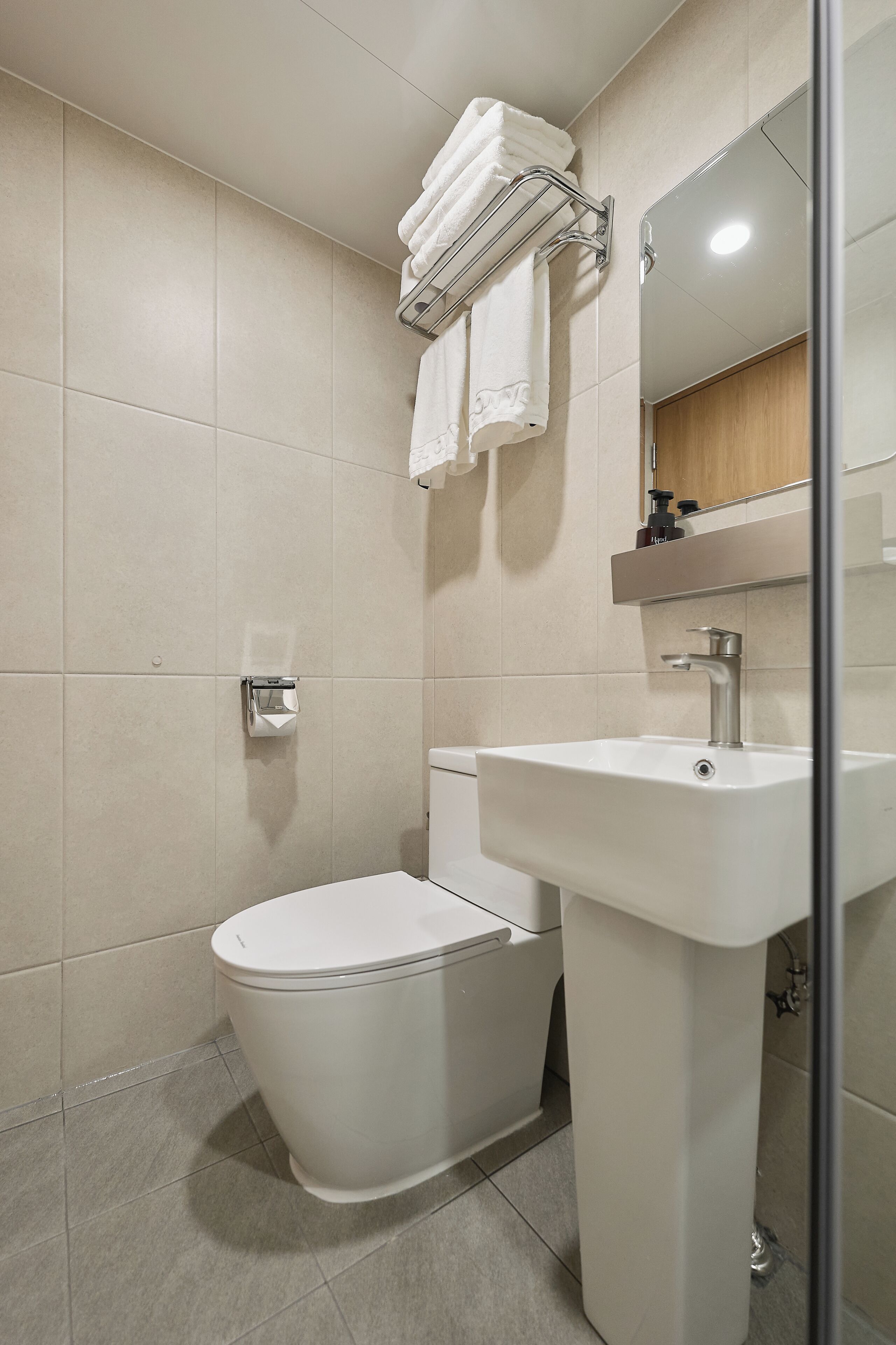 Quarto quádruplo premium, vista para a cidade | Banheiro | Chuveiro, secador de cabelo, toalhas de banho, sabonete