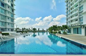 Piscina externa, funciona das 7h às 22h, espreguiçadeiras